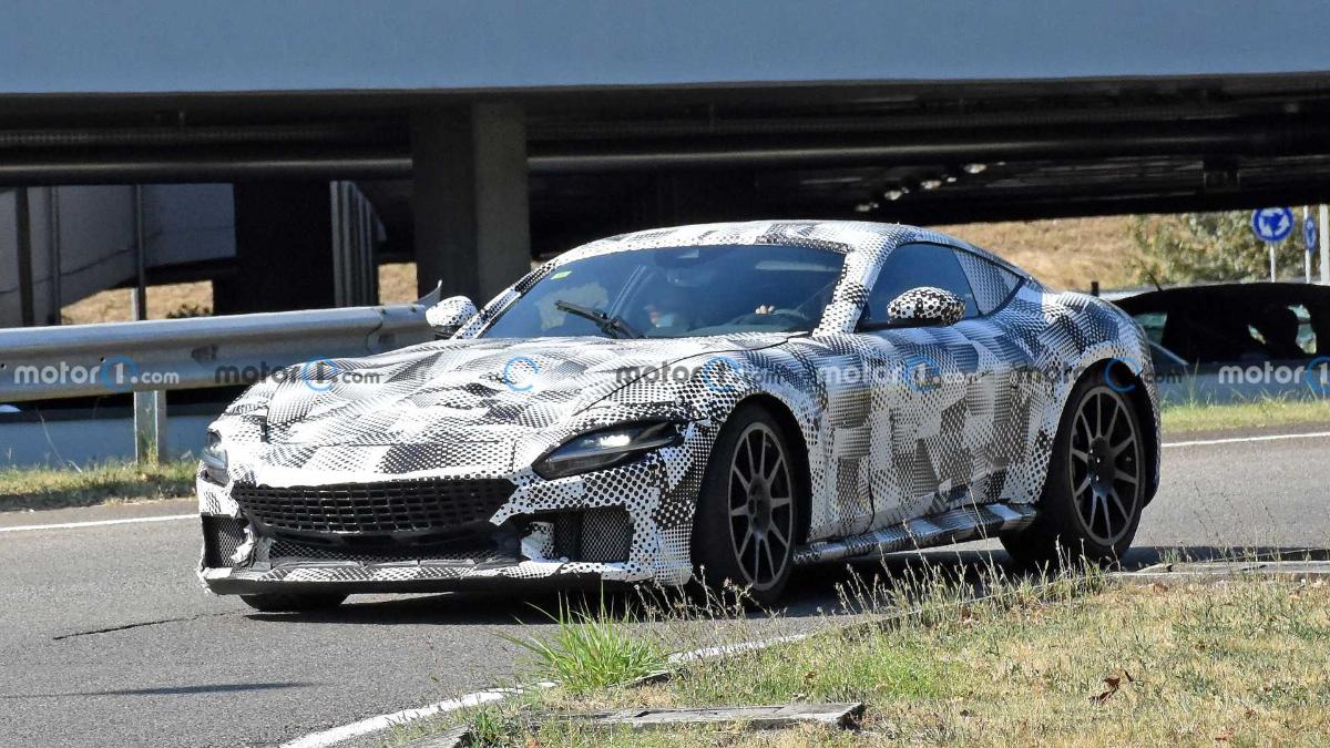 На тестах замечен тестовый прототип нового суперкара Ferrari Roma V12